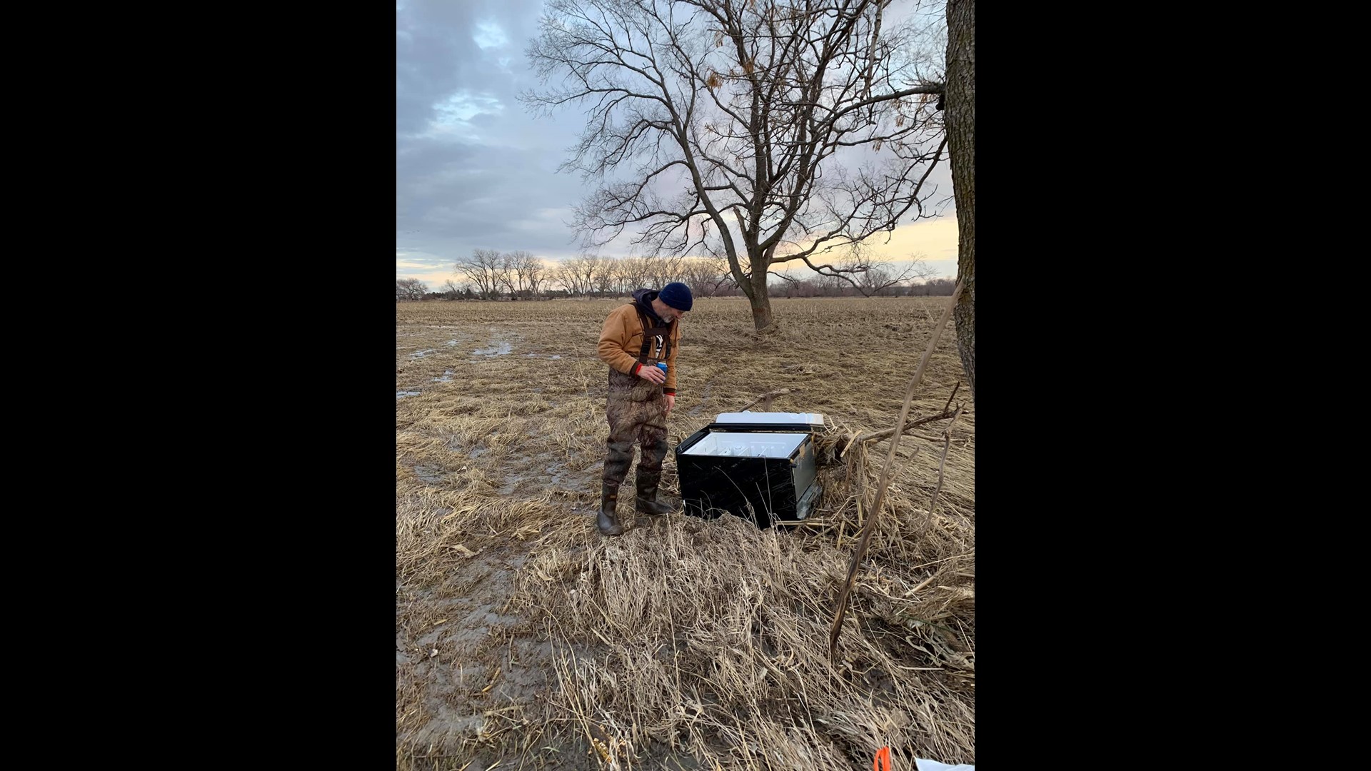 ‘It’s full of beer!’ Men find ‘magic fridge’ in flooded Nebraska field ...