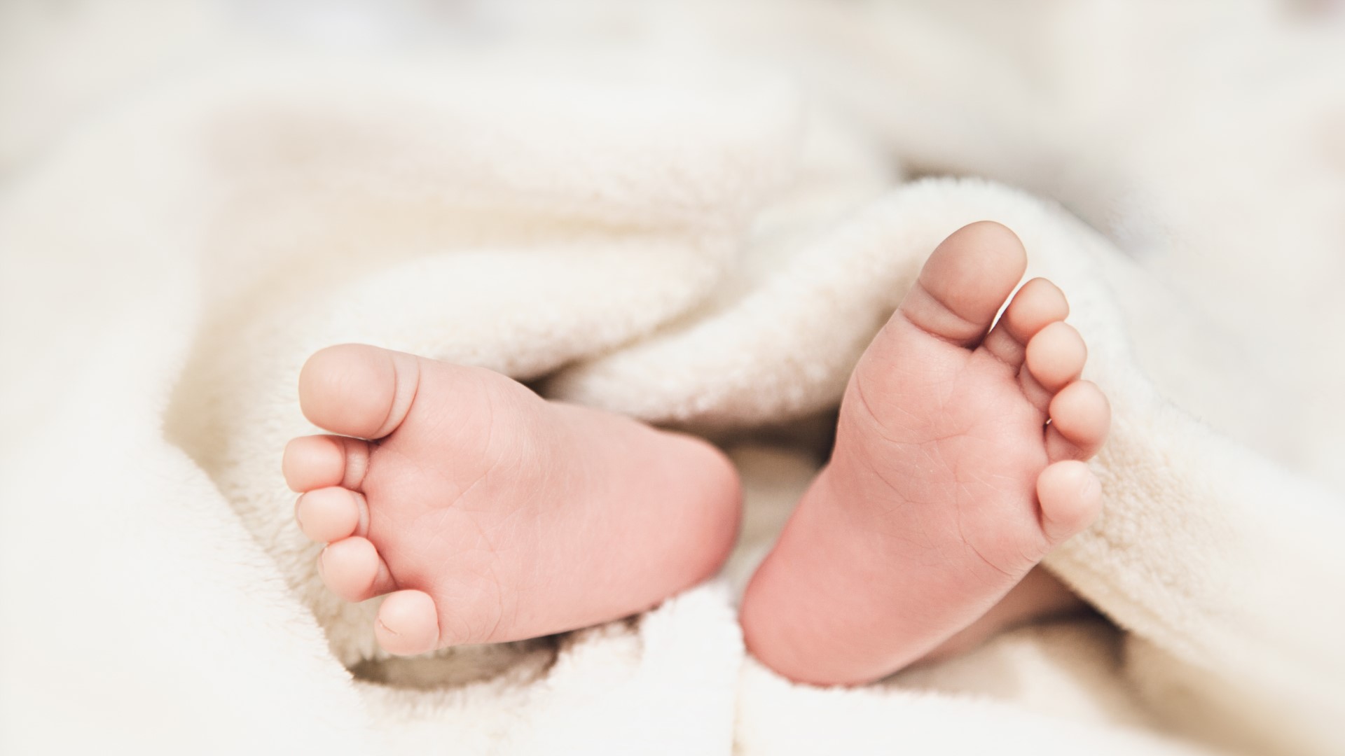 Angry newborn baby stares at doctor in Brazil, photo goes viral | wtsp.com