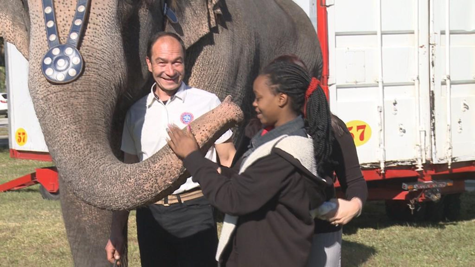 Santa makes early stop, ditches sleigh for elephant ride | wtsp.com