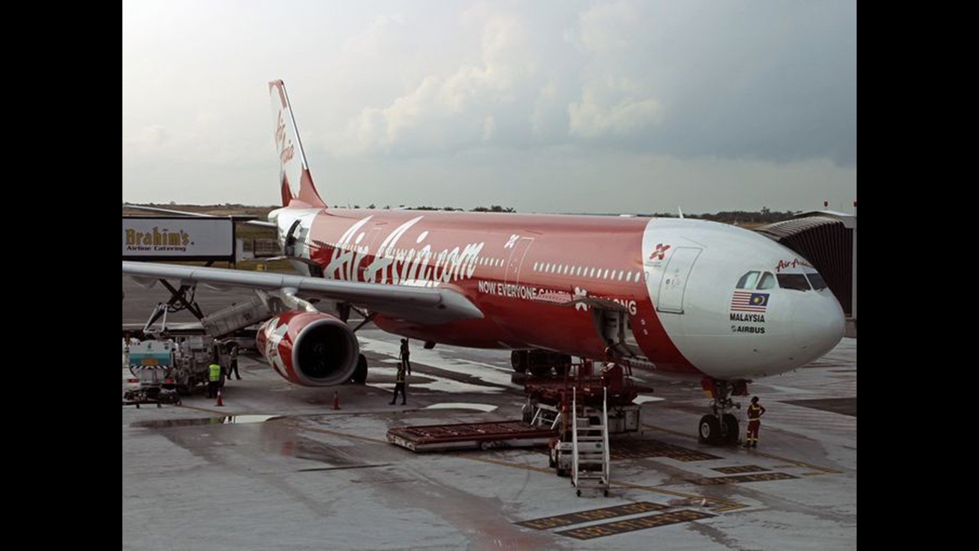 First AirAsia Flight 8501 bodies arrive at airport | wtsp.com