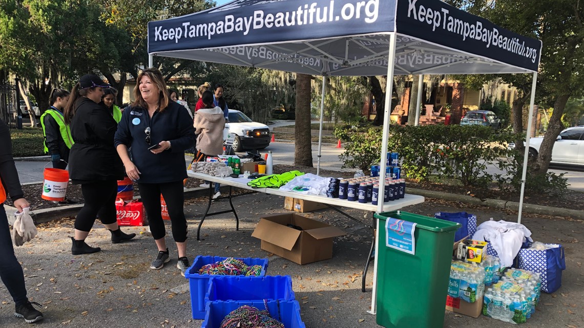 Volunteers help clean up after Gasparilla parade | wtsp.com