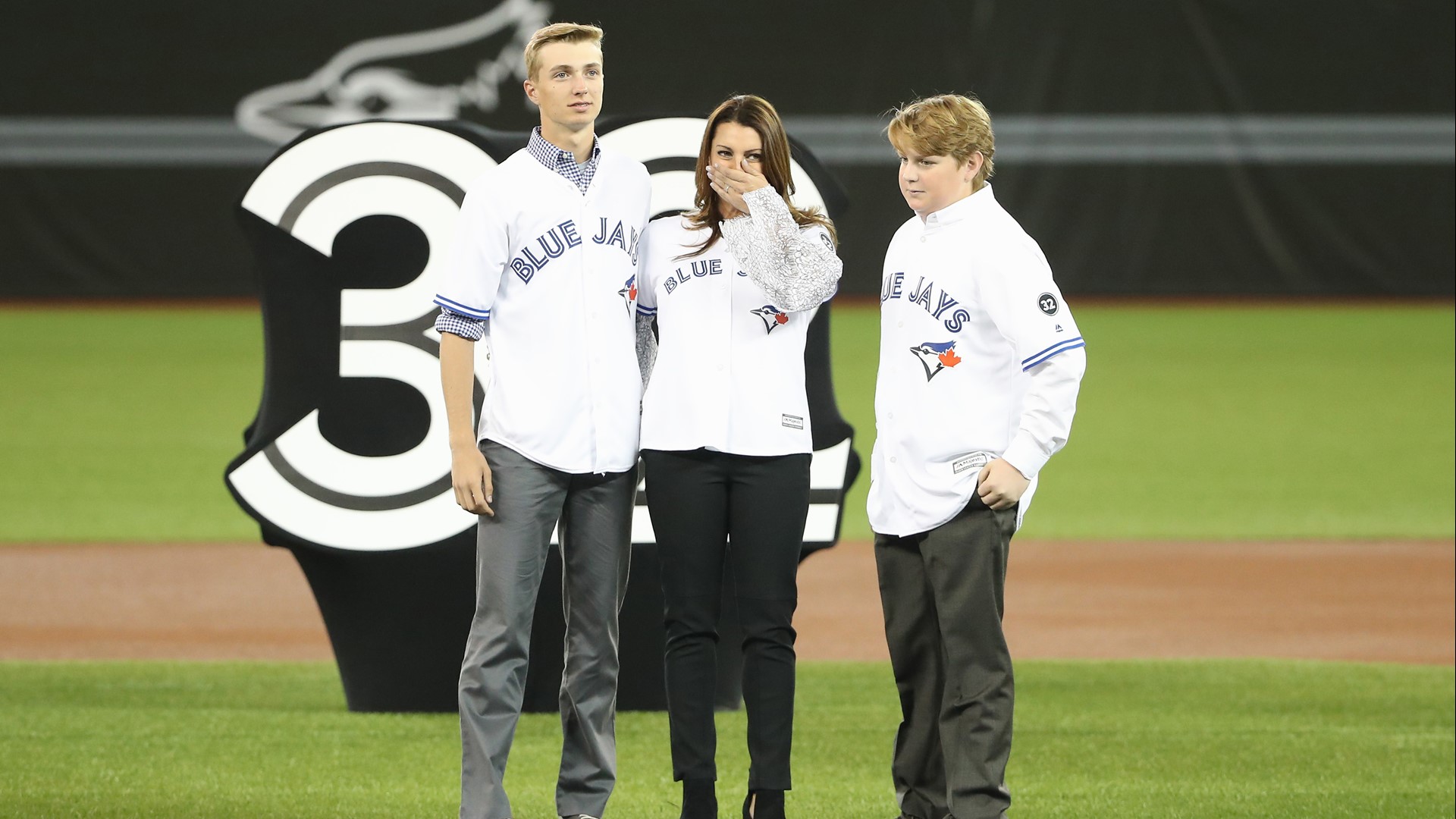 Toronto Blue Jays retire Roy Halladay's No. 32 jersey | wtsp.com