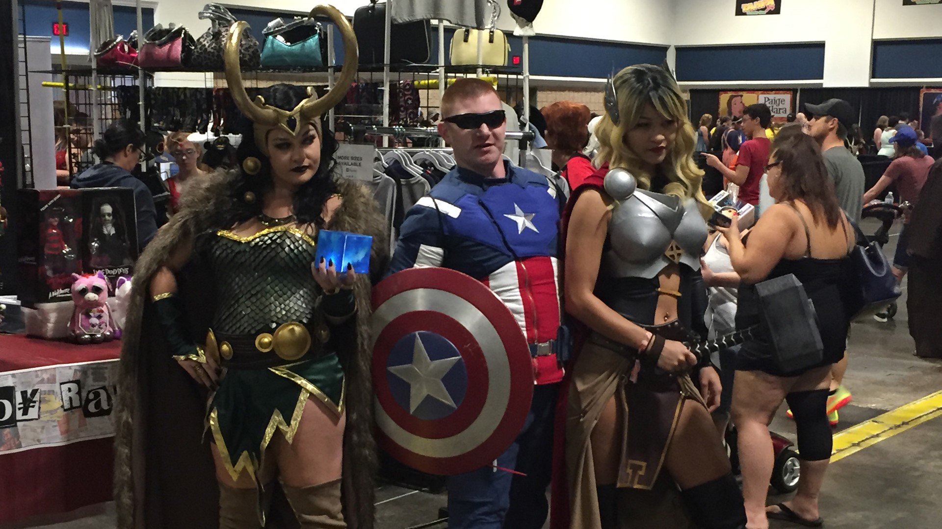Tampa Bay Comic Con Day 2: Costumed fans fill Tampa Convention Center ...