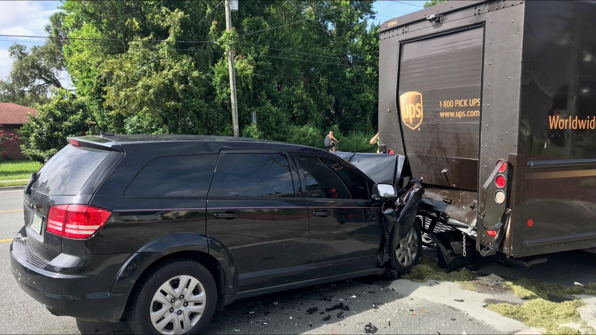 Van crashes into parked UPS truck in Hernando County | wtsp.com