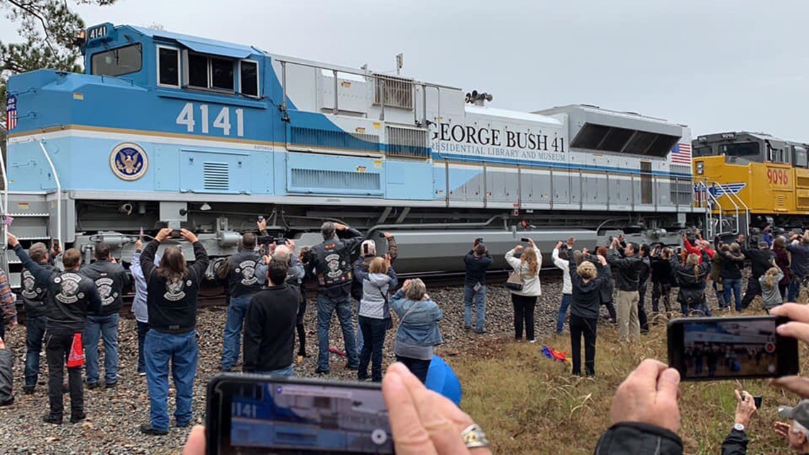 PHOTOS: 4141 train carries President Bush to College Station | wtsp.com