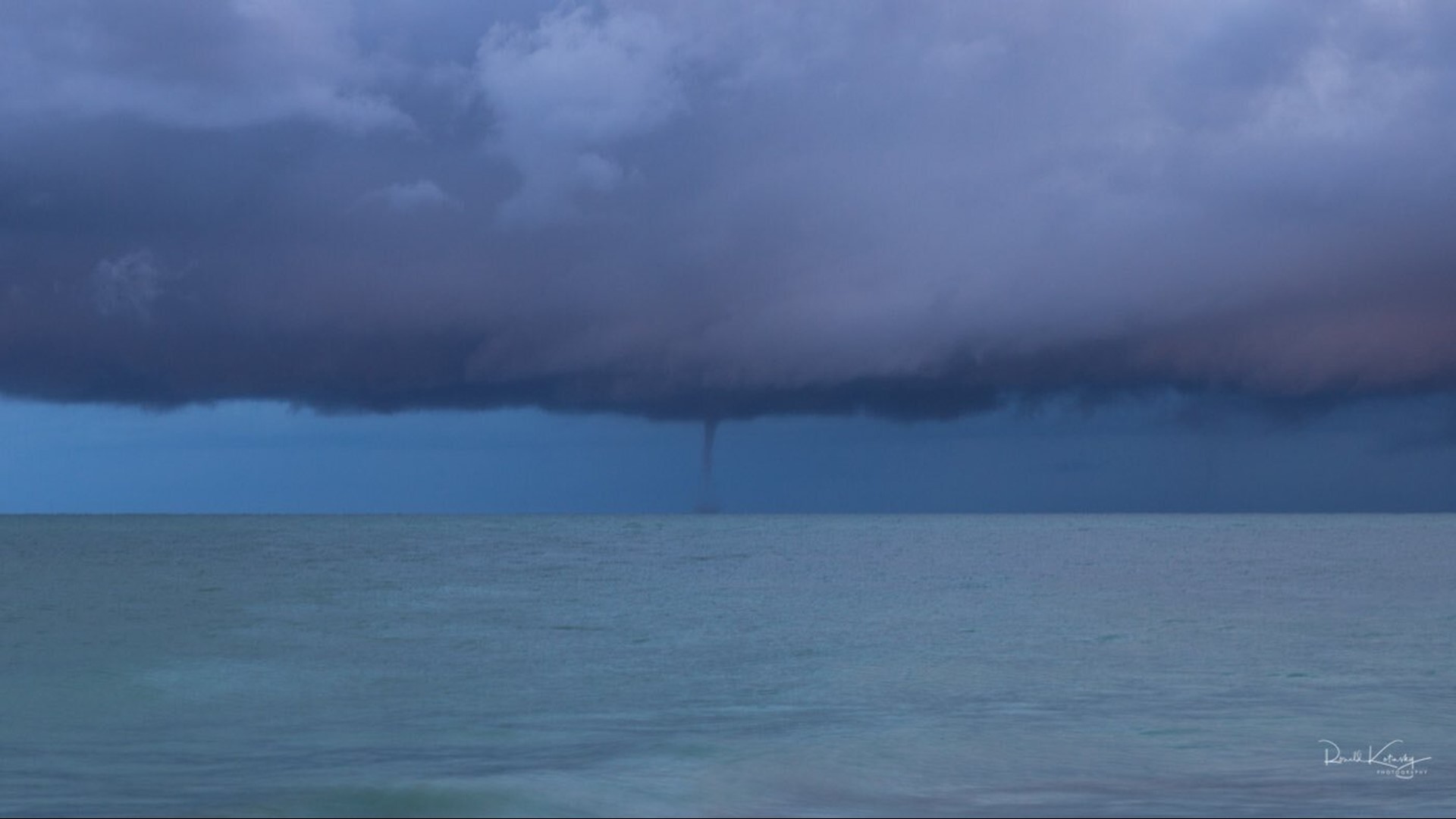 Waterspout greets morning beachgoers at Siesta Key | wtsp.com