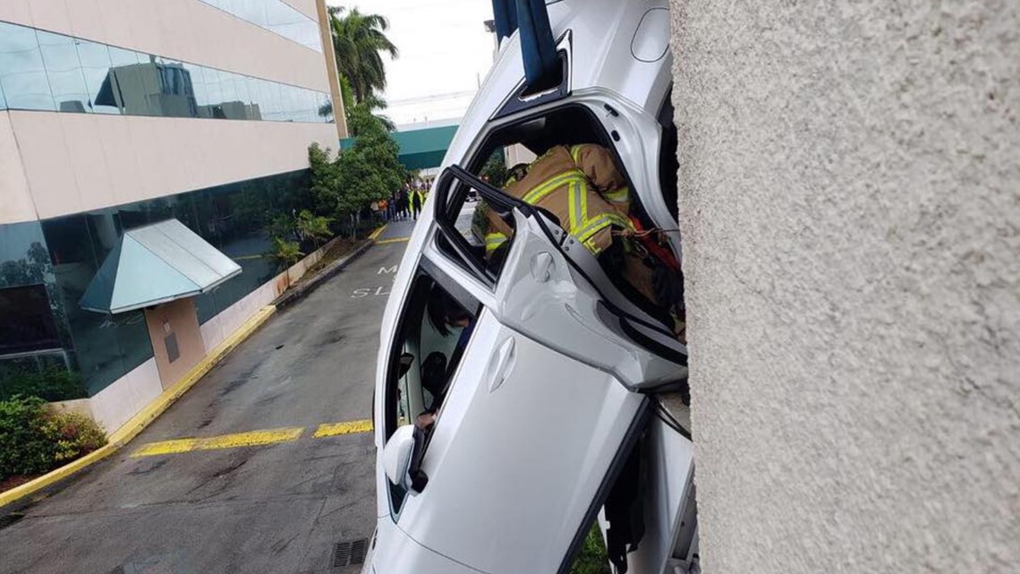 Car dangles from parking garage in Miami Springs | wtsp.com