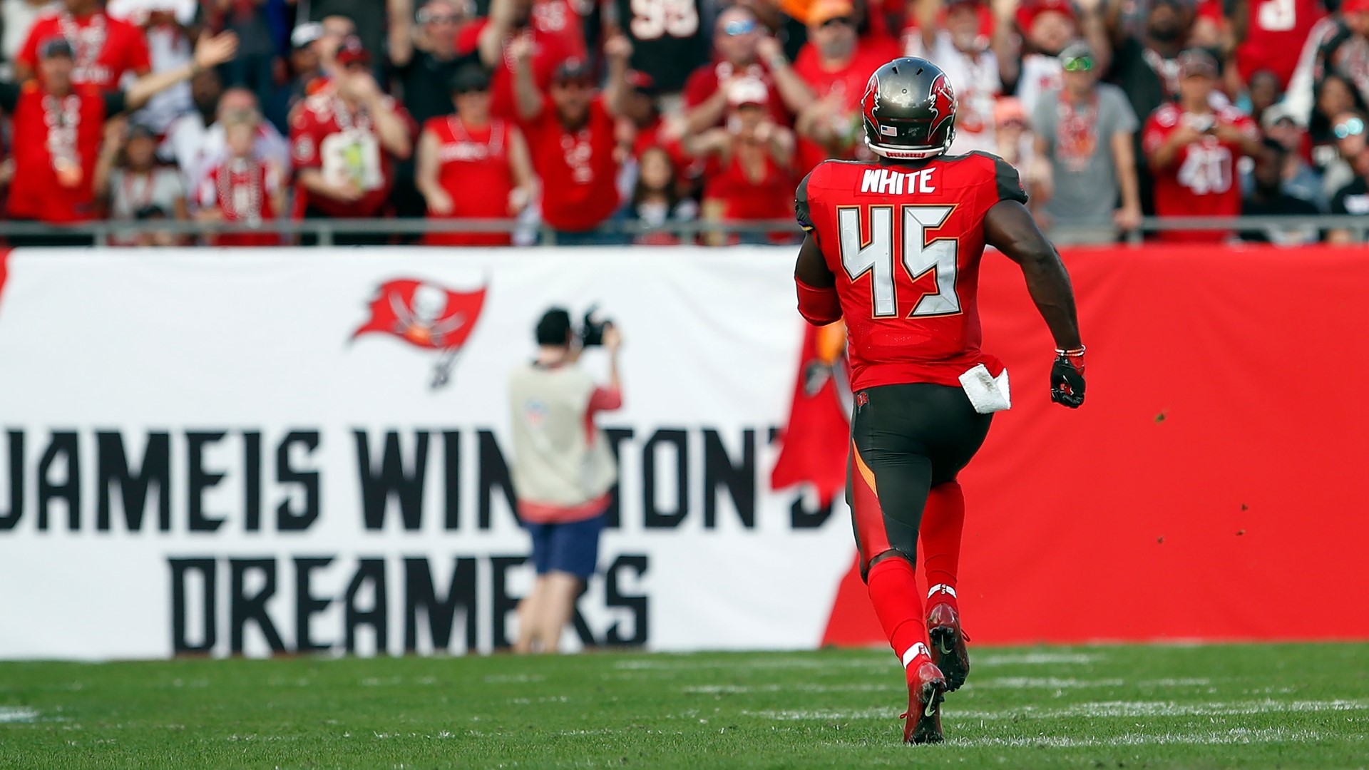 Bucs' Devin White wins consecutive NFL Defensive Rookie awards | wtsp.com