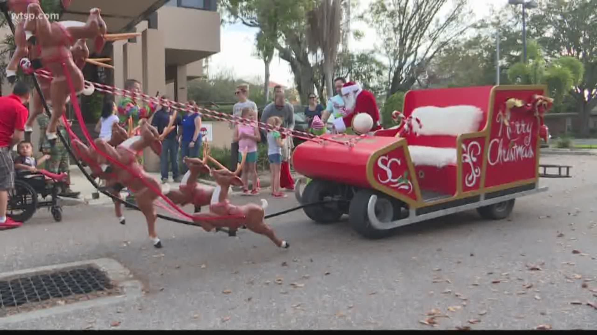 Golf cart turns into Santa's sleigh in Brandon | wtsp.com