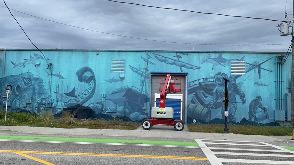 High school students paint mural for St. Petersburg Distillery | wtsp.com