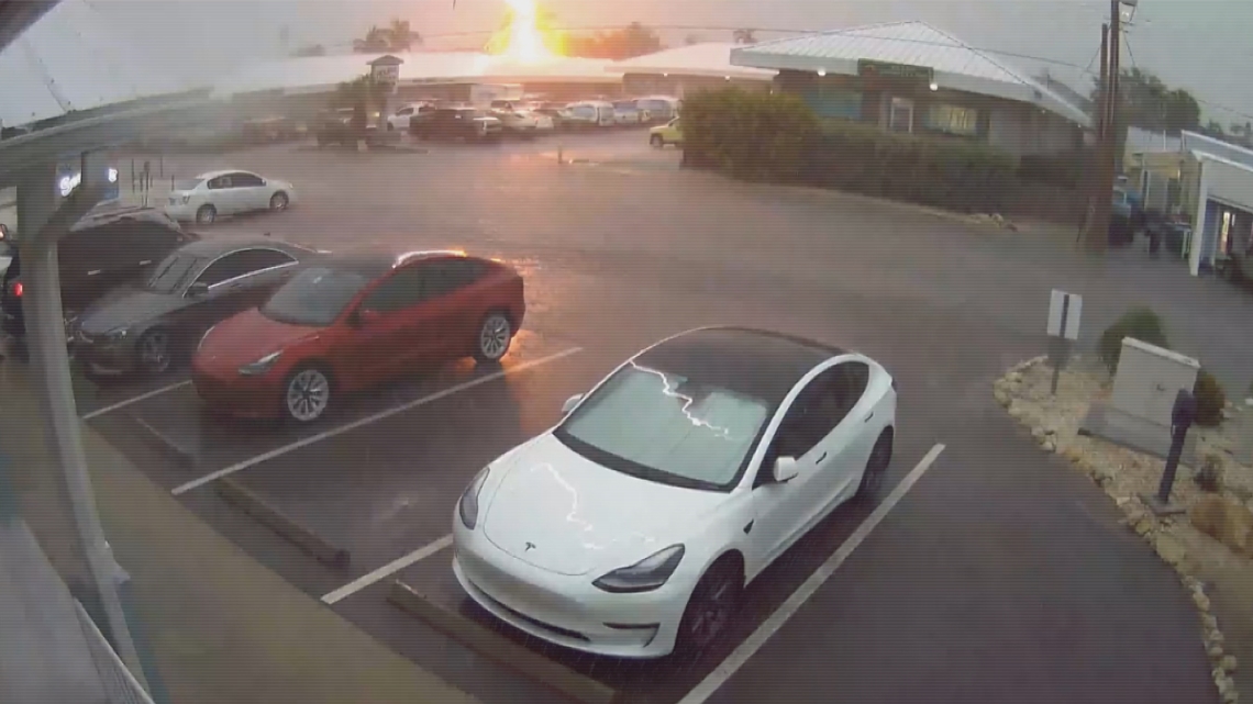 Lightning strikes business, causes fire in Holmes Beach, Florida | wtsp.com