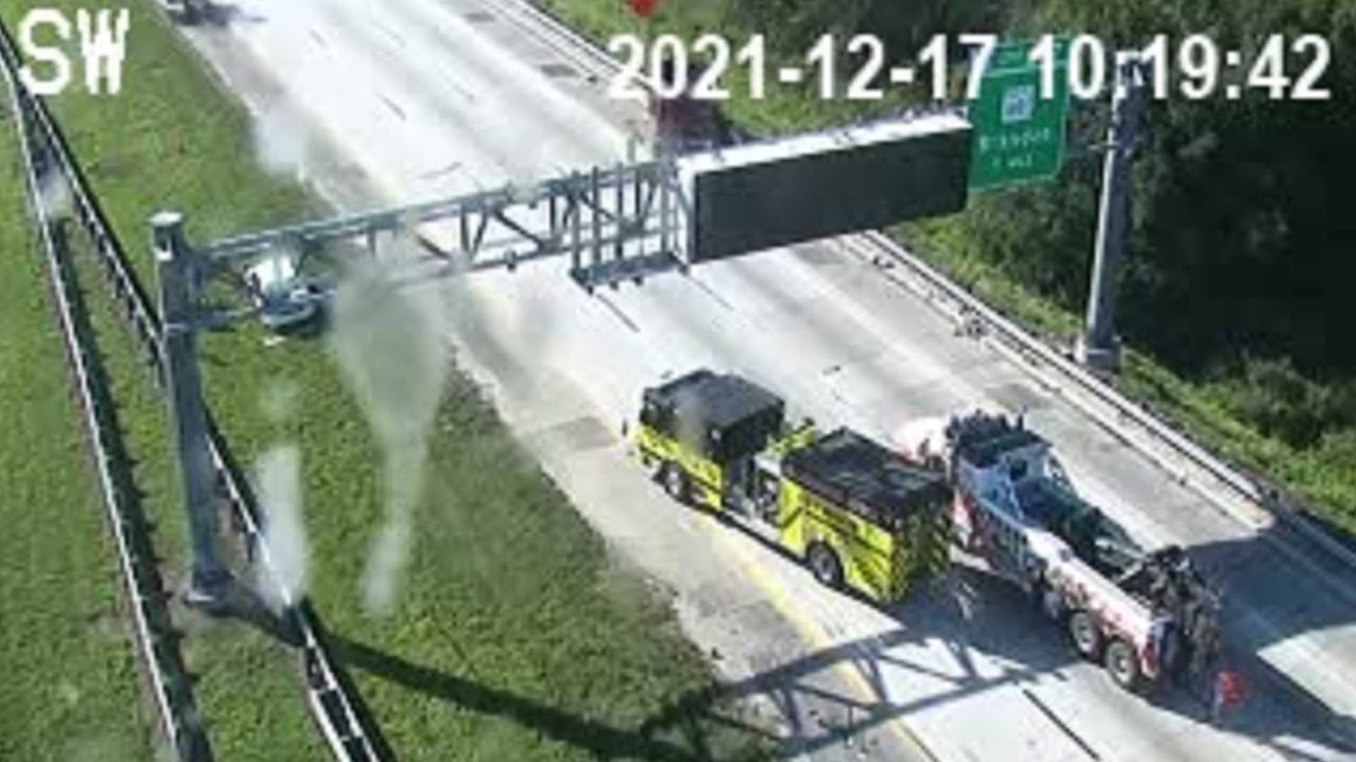 SUV crashes into utility truck on I-75, shutting down SB lanes | wtsp.com