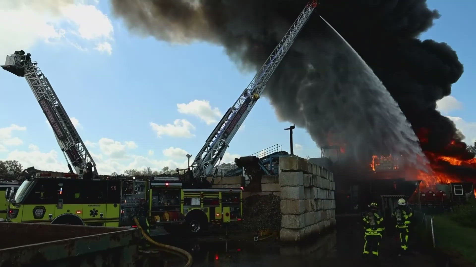Scrapyard fire sends black smoke into air in Tampa | wtsp.com