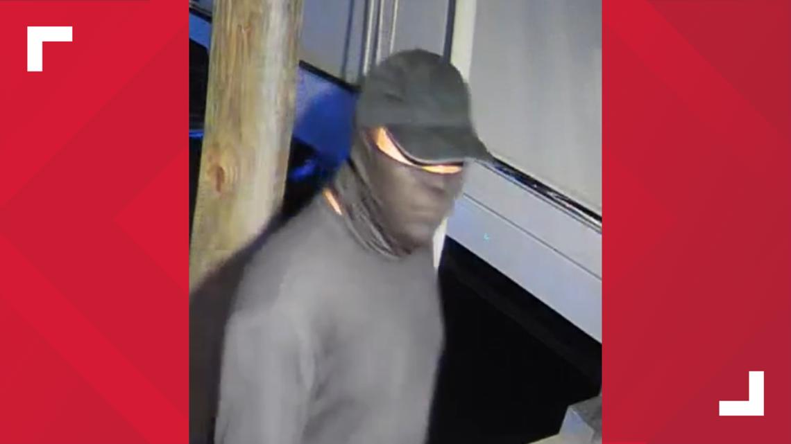 Video shows man stealing items from boat in Belleair Bluffs | wtsp.com