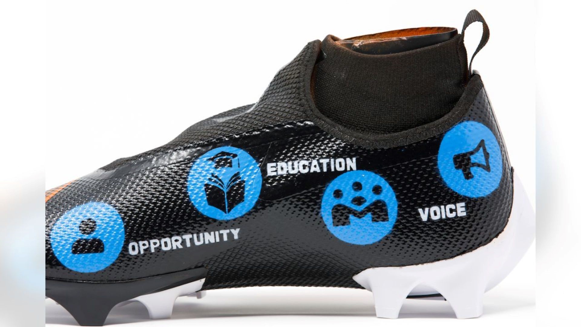 Tampa Bay Buccaneers raise money for charity with custom cleats | wtsp.com