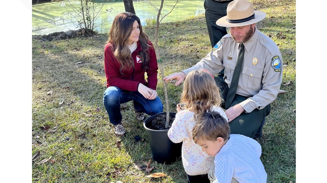 First Lady Casey DeSantis, children help plant trees | wtsp.com