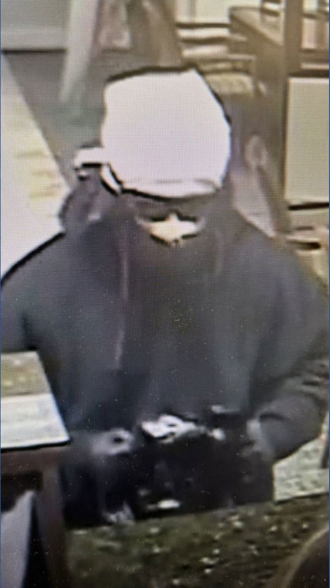 Tampa, Florida bank robbery: Video shows man accused of fleeing on e ...