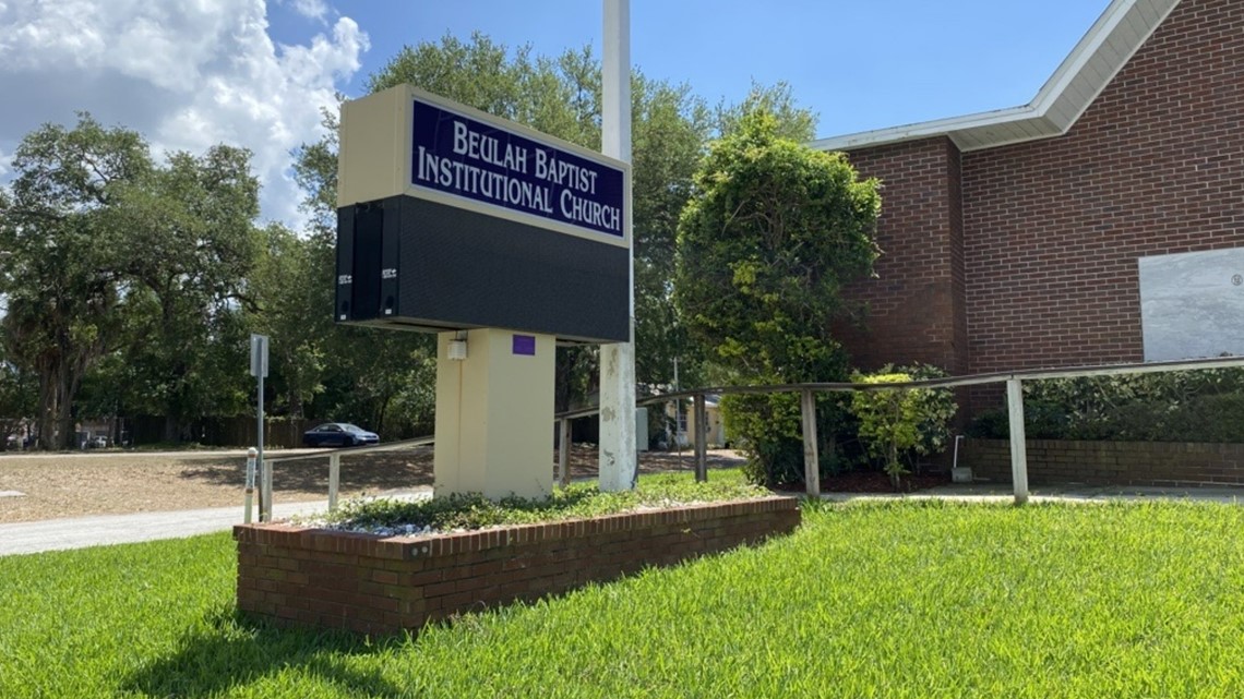 'Freedom Library' opens in Tampa; includes state-banned books | wtsp.com