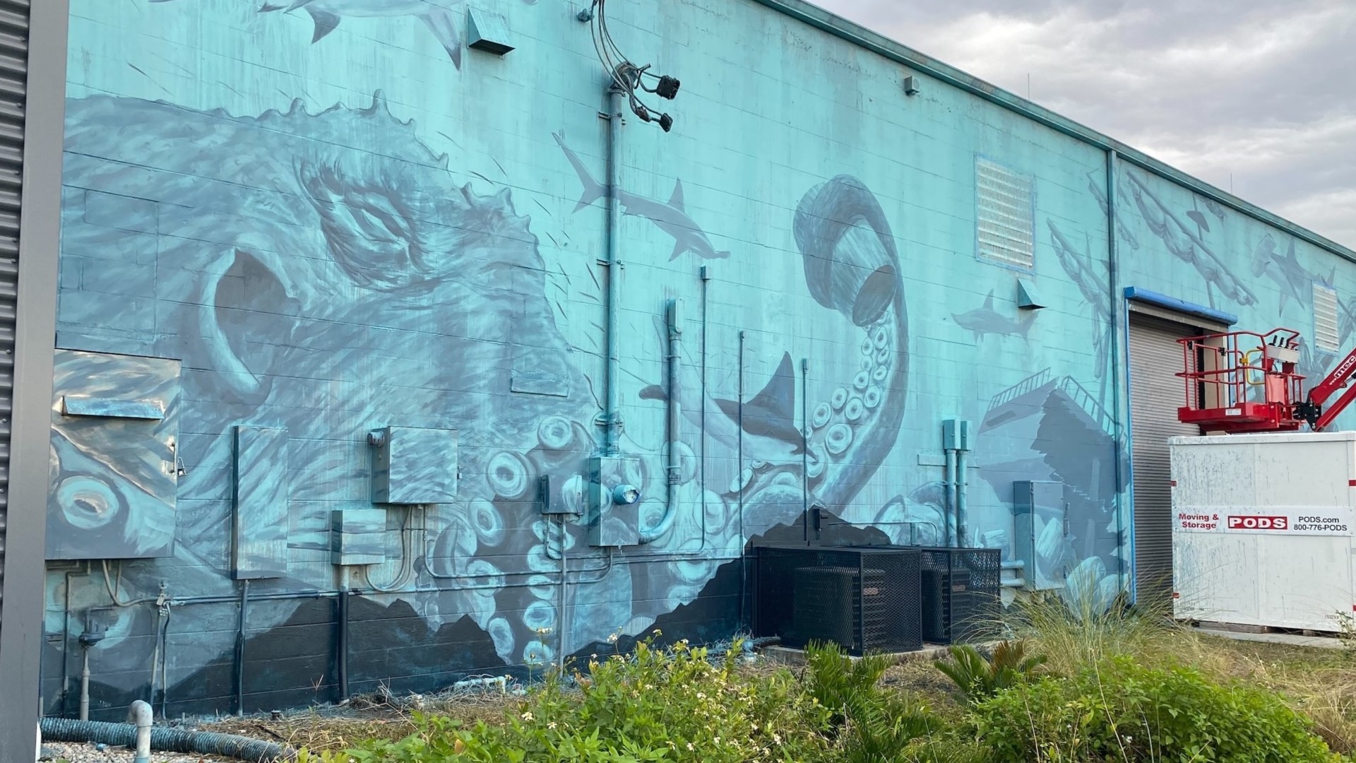 High school students paint mural for St. Petersburg Distillery | wtsp.com