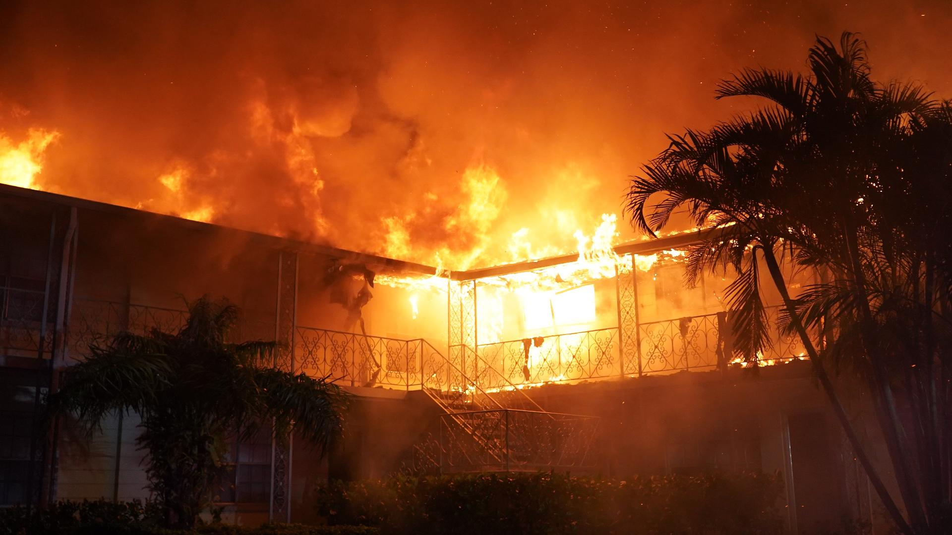 Apartment complex goes up in flames in Tampa | wtsp.com