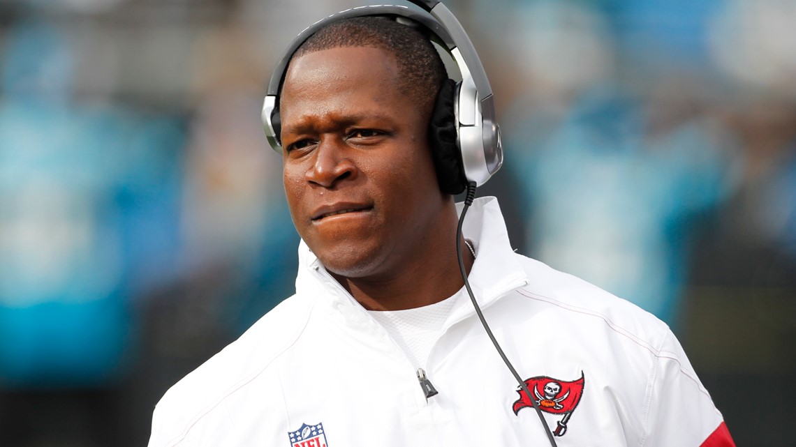 NFL coach helps drowning child in Vegas | wtsp.com