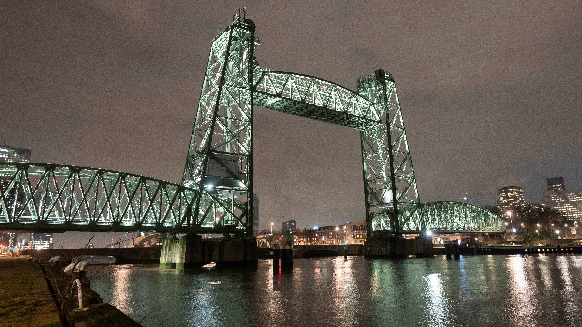 Jeff Bezos' yacht is so big it might force a bridge to be removed ...