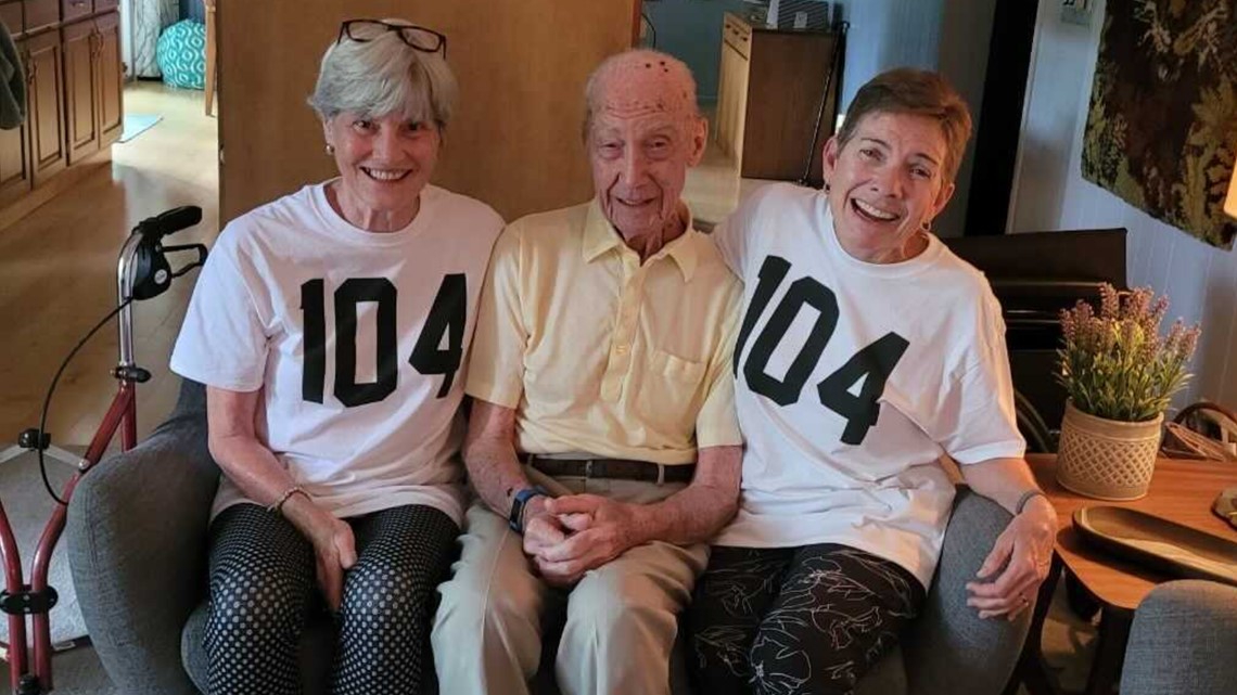 World War II veteran celebrates 104th birthday on the golf course ...
