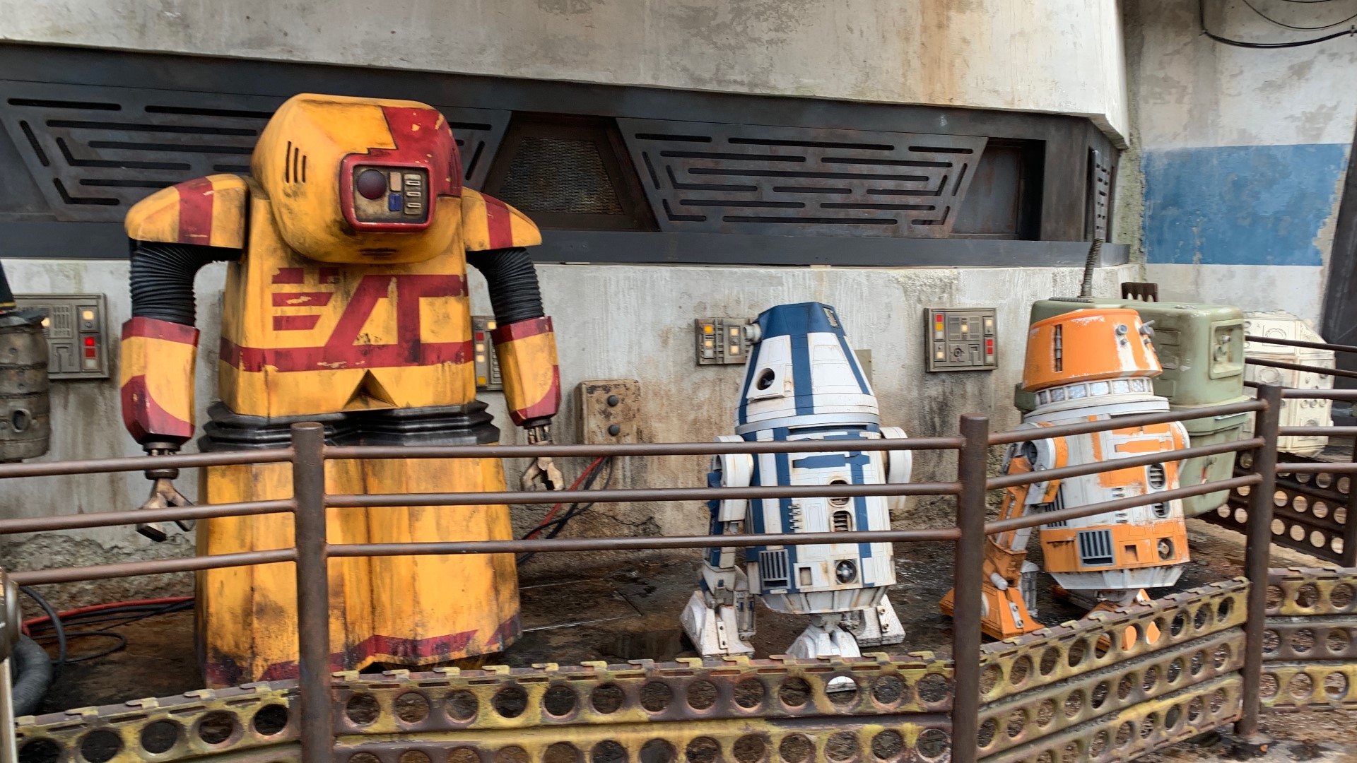 5 tips for building a droid at Star Wars: Galaxy's Edge at Disney ...
