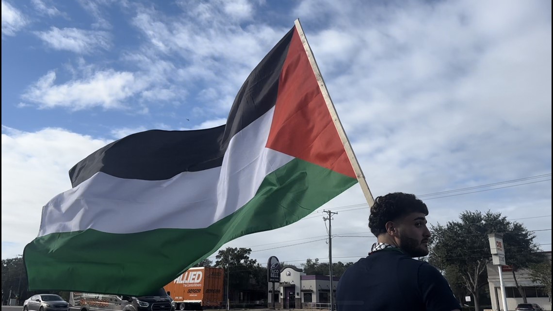 Large crowd marches to front gates of USF for Gaza rally | wtsp.com