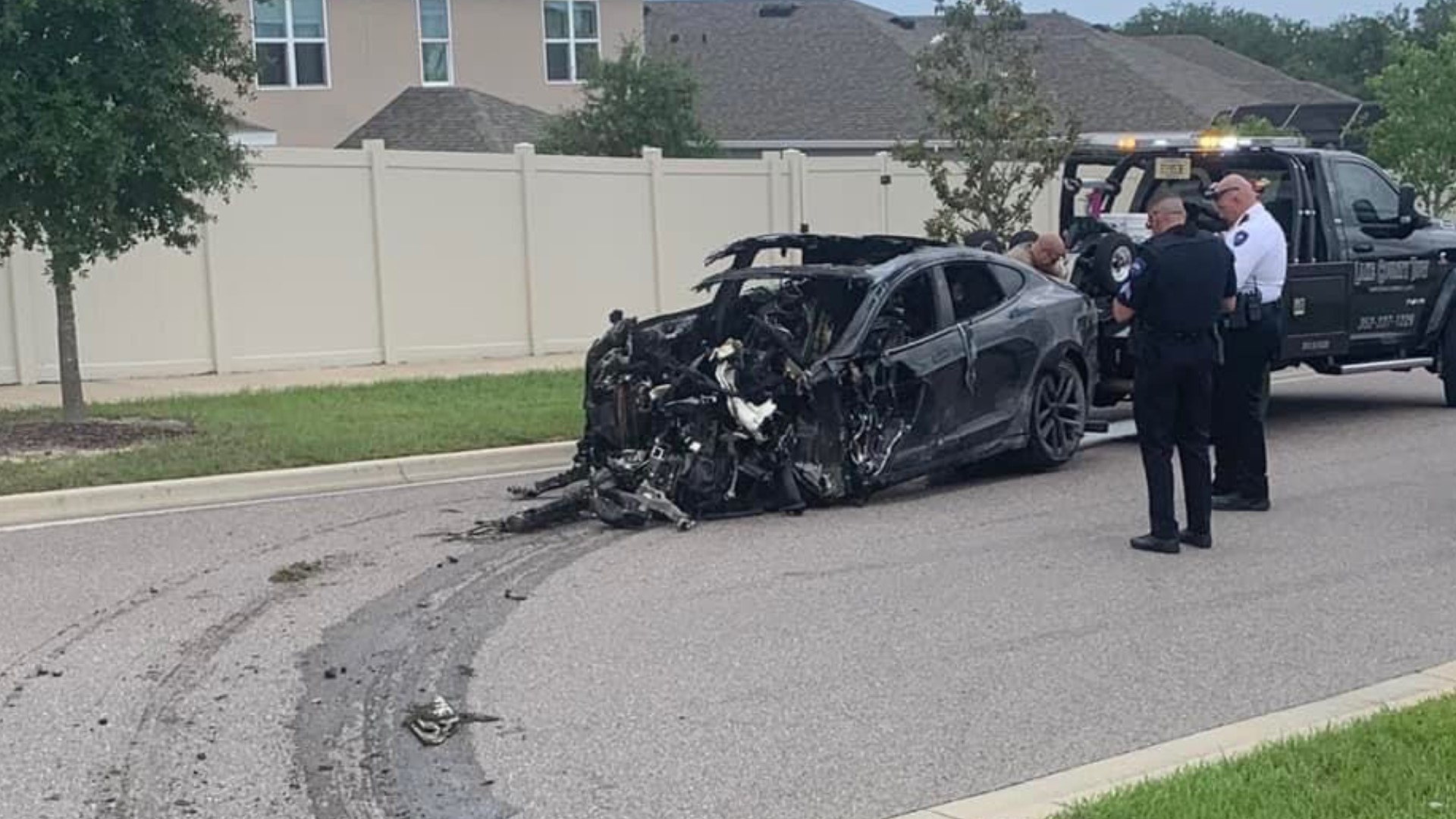 Tesla crashes into Florida homes before erupting into flames | wtsp.com