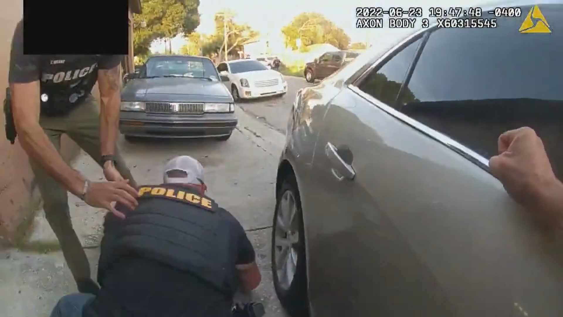 Tampa police officer taunts bystanders, curses at them after arrest ...